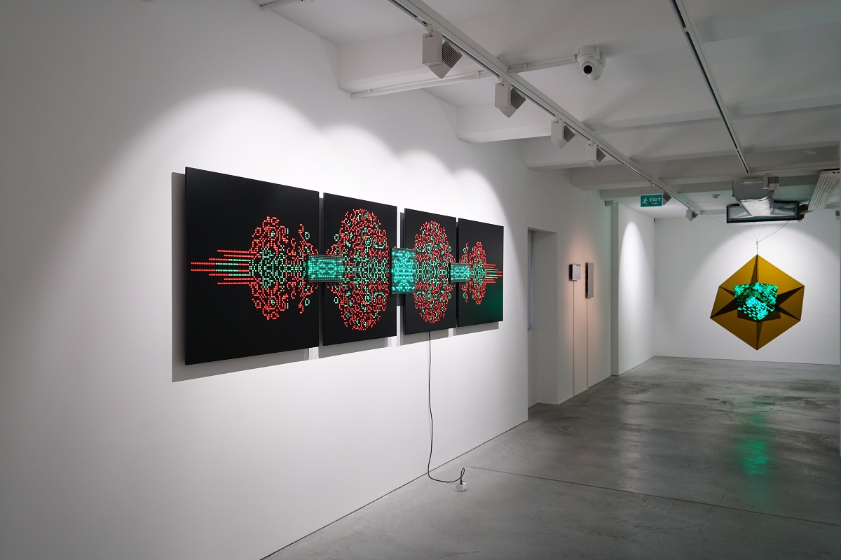 Anna Laudel shows Cem Sonel "Binary" - Textschwester